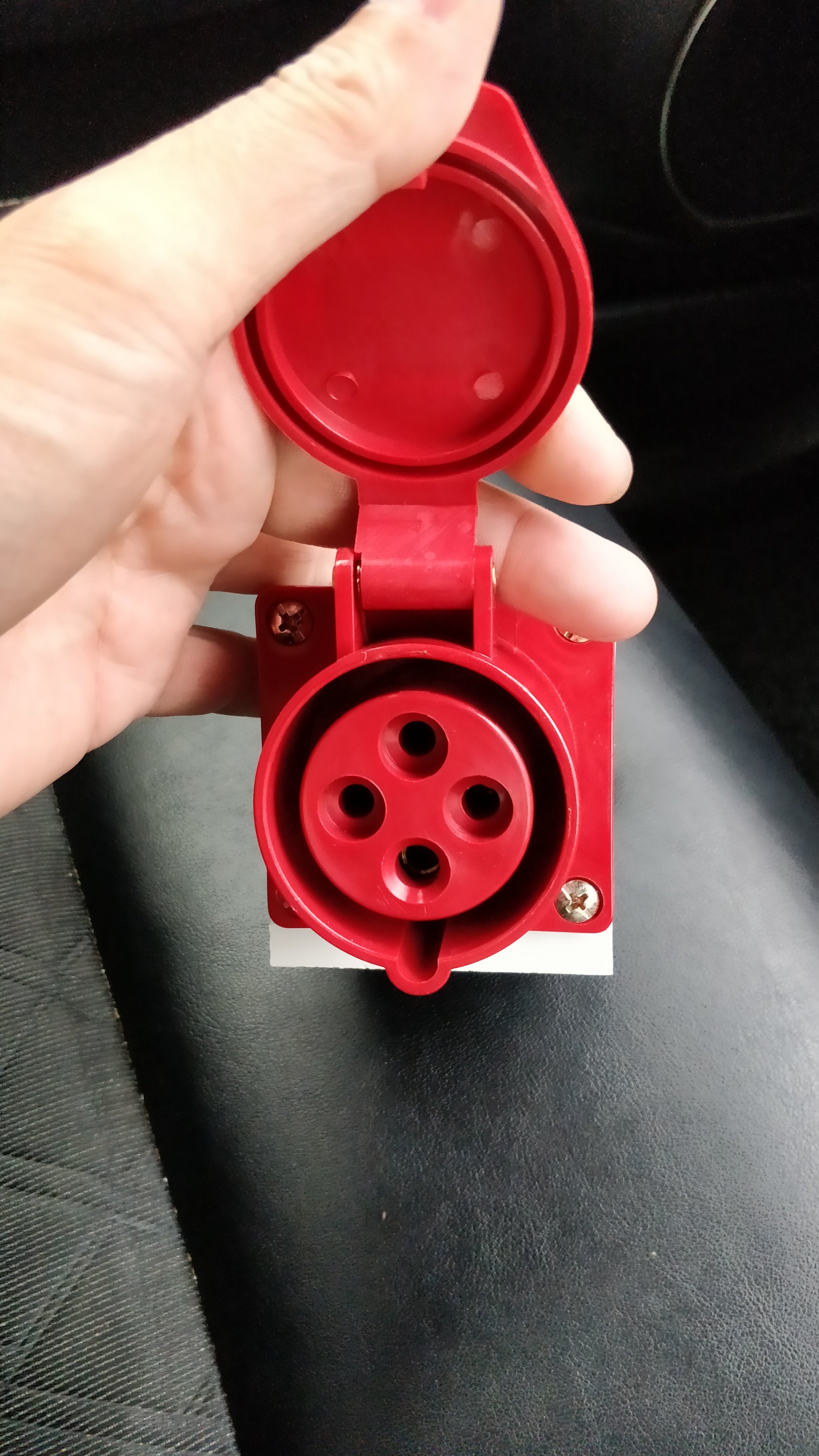 PKG FEMALE WALL SOCKET 4 Pole X 16AMP - www.fatherland.com.sg