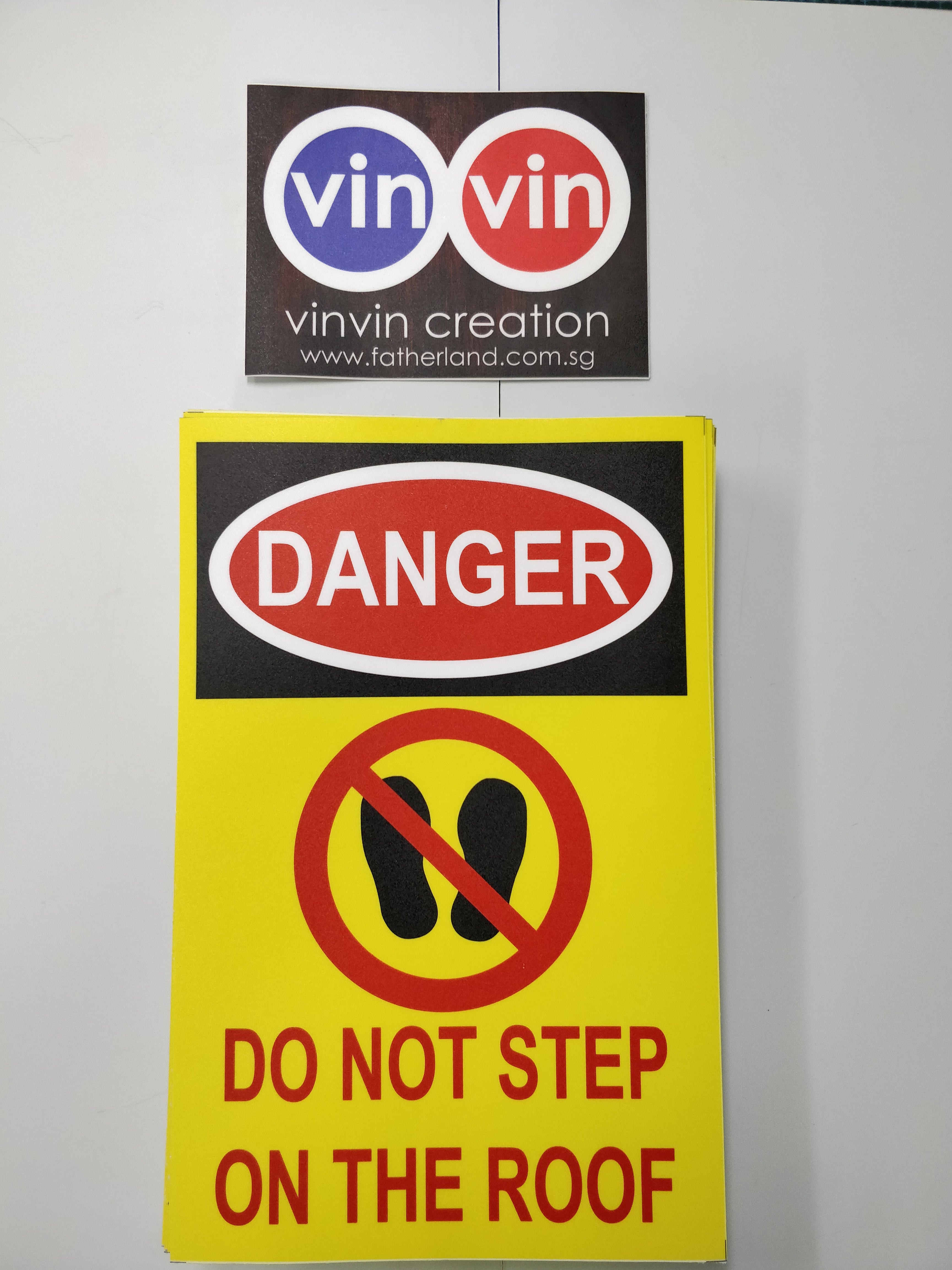 DANGER DO NOT STEP ON THE ROOF SIGNAGE ( PORTRAIT ) - www.fatherland.com.sg