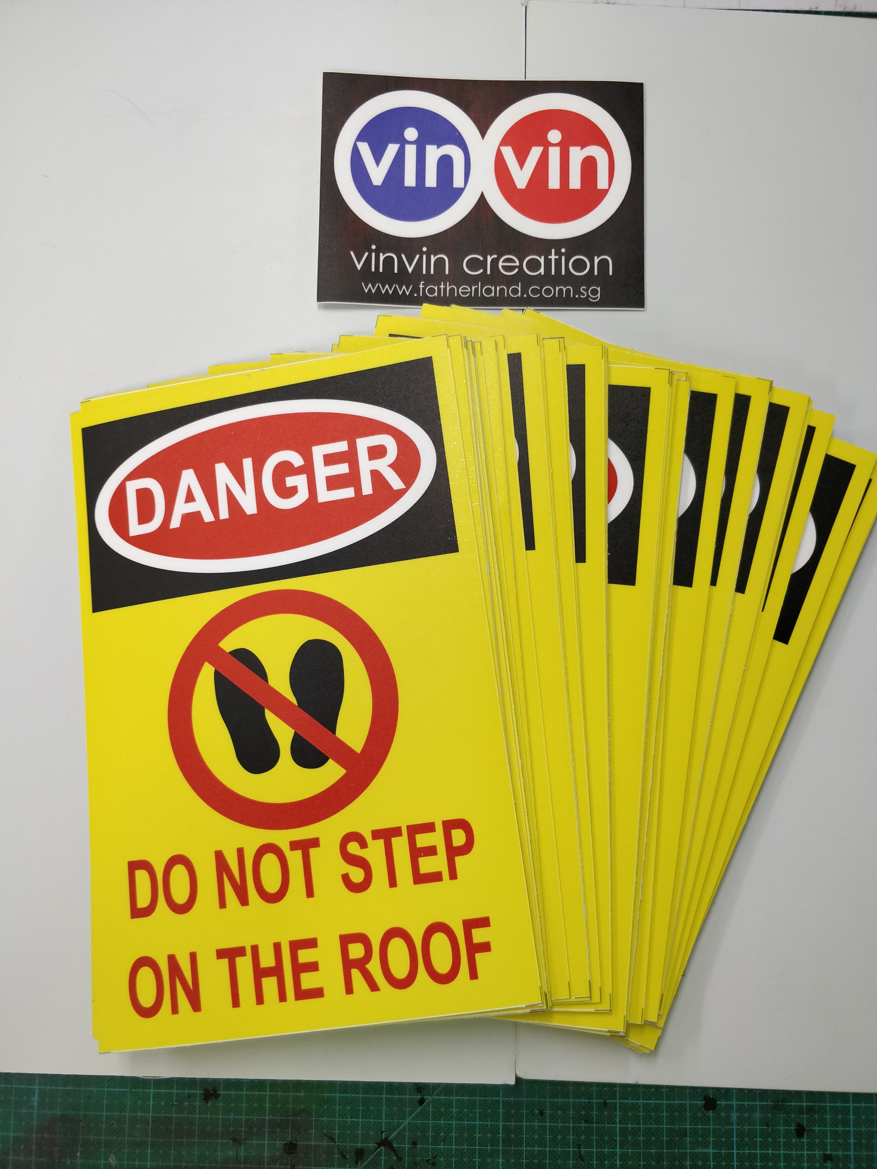 DANGER DO NOT STEP ON THE ROOF SIGNAGE ( PORTRAIT ) - www.fatherland.com.sg